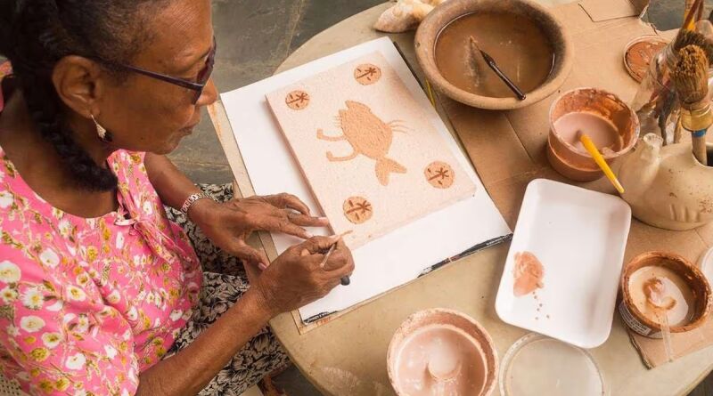 Maria Lira Marques, que pinta bichos com tinta feita de terra, ganha ...