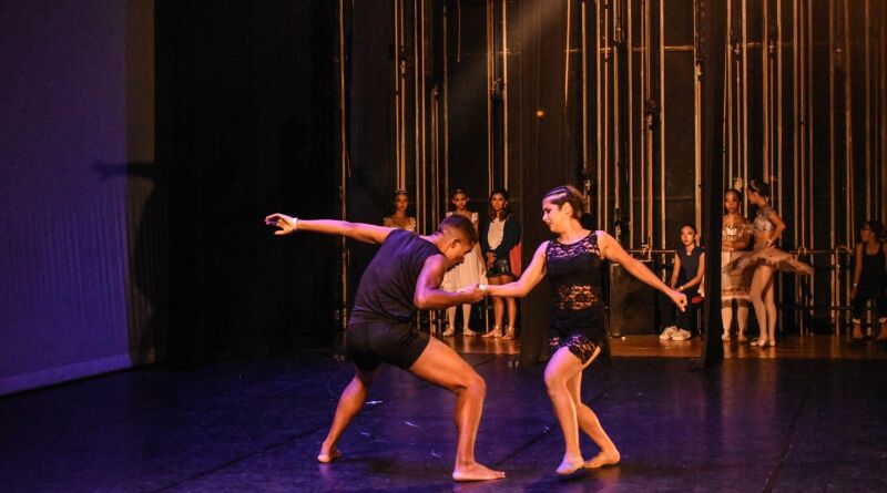 Bailarinos apresentam coreografias premiadas para celebrar o Dia ...